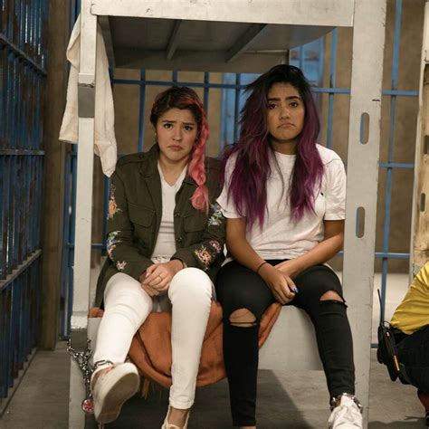 Escapando de la cárcel Karen Polinesia y Lesslie Polinesia Polinesios