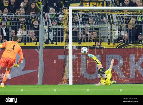 Niklas Sule Von Borussia Dortmund Spart Während Des Fußballspiels Der