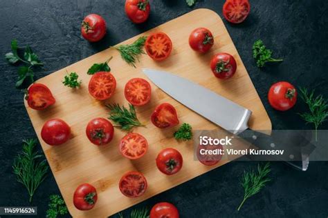 칼로 나무 주방 보드에 슬라이스 신선한 작은 빨간 토마토의 평면도 그린 파 슬 리와 딜 근처 야채와 비타민 0명에 대한 스톡 사진 및 기타 이미지 Istock