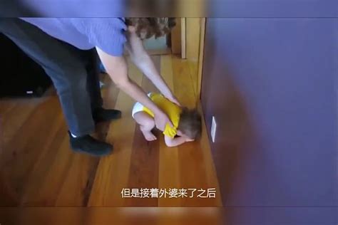 宝宝撅着屁股趴在地上大哭，外婆过来哄他，画面简直笑喷了！外婆屁股画面