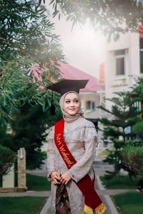 30 Contoh Ide Pose Foto Wisuda Keren Mengesankan Dan Kekinian