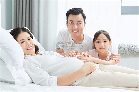 二胎家庭高清图片下载 正版图片501398877 摄图网