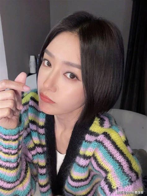 秦岚穿彩色条纹针织衫，对着镜头可爱状态似少女 搜狐大视野 搜狐新闻