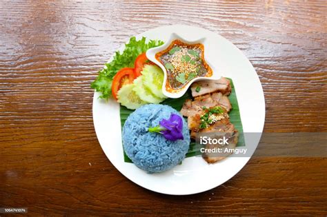 찐된 쌀 나무 배경에 구운된 돼지고기 평면도에서 맛 있는 소스와 함께 맛 있는 태국 음식 샐러드에 대한 스톡 사진 및 기타