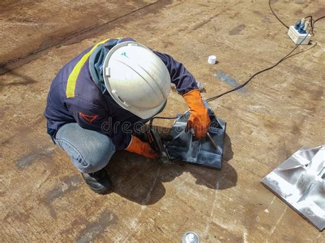 Checking Defect In Welded With Process Magnetic Particle Testingmt