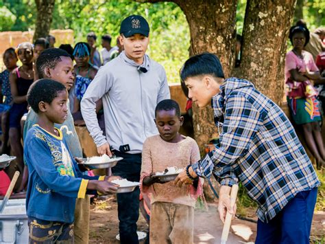 Hành trình gieo mầm yêu thương của Quang Linh Vlogs Tuổi Trẻ Online