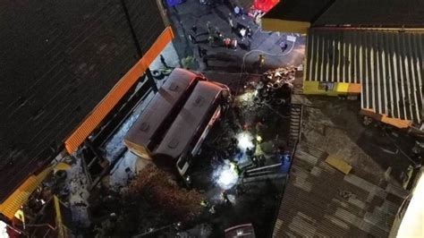 Hombre Y Mujer Extranjeros 2 De Los Muertos Tras El Desplome De