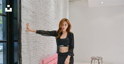흰색 바닥 타일에 서 있는 검은 가죽 재킷을 입은 여자 사진 Unsplash의 무료 의류 이미지
