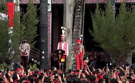 Sosok Panglima Jilah Dampingi Jokowi Pemimpin Pasukan Merah Suku Dayak