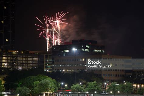 불꽃놀이 도시 지역에서 7 월 4 일 또는 새 해의 축 하에 대 한 표시 0명에 대한 스톡 사진 및 기타 이미지 0명 12월 31일 1월 Istock