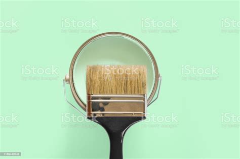 네오 민트 배경에 민트 페인트의 오픈 캔 블랙 브러시 트렌드 수리 개념 0명에 대한 스톡 사진 및 기타 이미지 0명 개념
