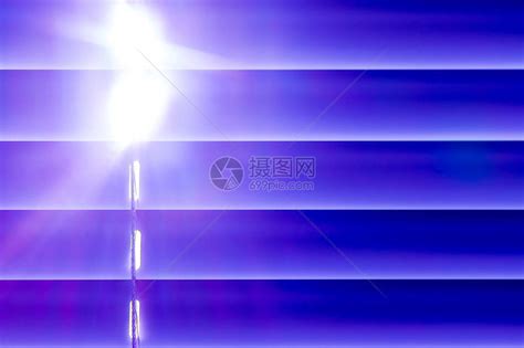 窗口上的蓝色水平窗帘通过光线穿透的间隔距高清图片下载 正版图片505119120 摄图网