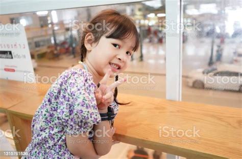 아시아 의 어린 소녀 행복 미소 놀이 앉아서 기다리고 에 이 자동차 에 그 센터 4 5세에 대한 스톡 사진 및 기타 이미지