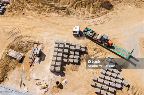 중장비 로드 로드 된 도로 롤러를 수송하기위한 긴 트레일러 플랫폼트럭 공중 상단 보기 0명에 대한 스톡 사진 및 기타 이미지 0명 갈색 건설 기계류 Istock