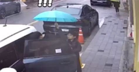 비 맞는 어른에 우산 내밀었다…‘천사 어린이 선행에 “뭉클해”