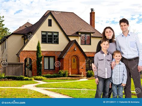 Счастливые семья и дом стоковое изображение изображение насчитывающей женщины 29128511