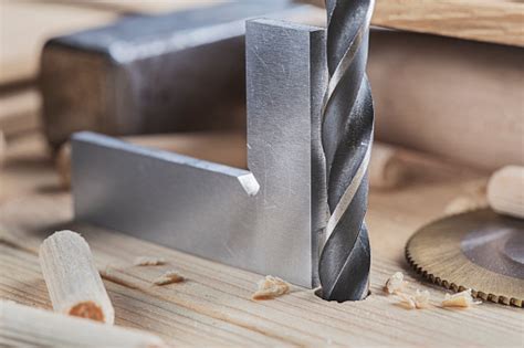 강철 삼각형 통치자와 드릴 비트는 나무 오크 판자에 나사구멍에 싱크를 합니다 Practice Drill에 대한 스톡 사진 및 기타 이미지 Practice Drill