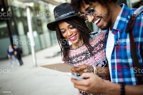여름 휴가 데이트 사랑과 관광 개념 도시에서 태블릿미소 커플 2명에 대한 스톡 사진 및 기타 이미지 2명 가족 관광