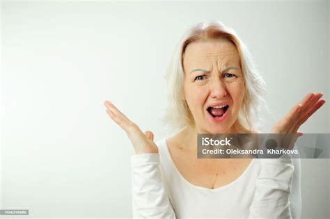 비명 증오 분노 우는 감정적 인 화난 여자는 흰색 스튜디오 배경에 비명을 지른다 감정적 인 얼굴 여성 절반 길이 초상화 인간의 감정 표정 개념 트렌디한 색상 분노에 대한