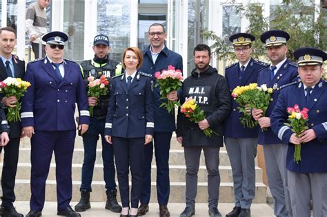 Prefectul Claudiu Gavril alături de polițiștii gălățeni a oferit flori