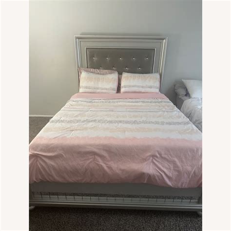 Diva Queen Bed With Light Aptdeco