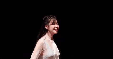 아이유 시스루 옆 모습