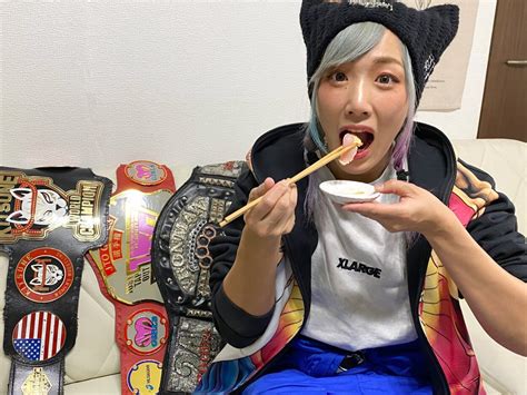 画像ギャラリー 【画像ギャラリー】女子プロレスラー、ウナギ・サヤカが富山名物の「鶏の昆布〆」を査定 グルメ情報誌「おとなの週末web」