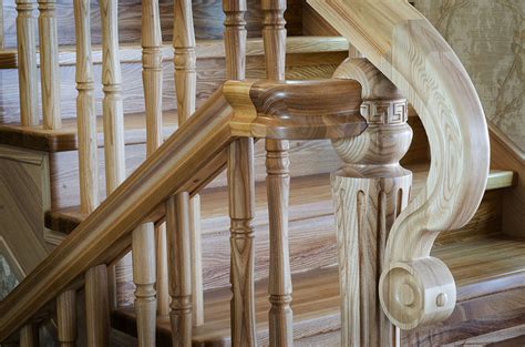 Поручни из дерева для лестниц купить в Москве на заказ по цене производителя Деревянные