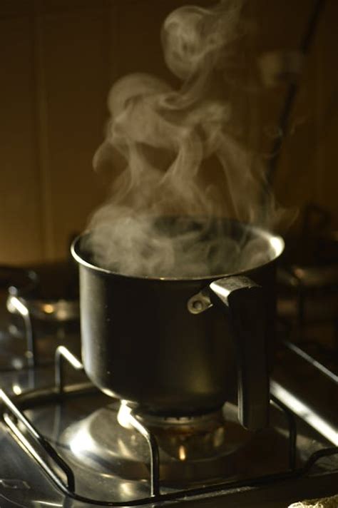 가스 난로 가정 가정 생활 가정 요리 가정의 간단한 음식 검은 냄비 검은색 주방기구 금속 냄비 기와 김이 나는