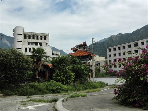 2024 继续往里走虽然是大白天但仍然感觉阴森森的听当地人说当初的死人都没挖出来里面阴气很重的 绵竹汉旺地震遗址 评论 去哪儿攻略