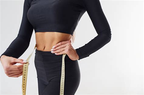 흰색 배경에 대한 스튜디오에서 측정 테이프와 스포츠 여성의 가까이 보기 가냘픈에 대한 스톡 사진 및 기타 이미지 가냘픈 건강한 생활방식 검은색 Istock