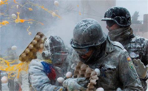 ФОТО ВИДЕО Почна традиционалниот шпански фестивал Се врши лажен државен удар оружје се