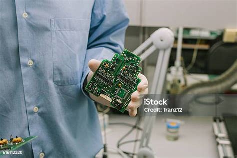 마이크로 칩 생산 공장 칩 직업적인 기술자 컴퓨터 전문가 제조 공학 Stem 주제에 대한 스톡 사진 및 기타 이미지 Stem