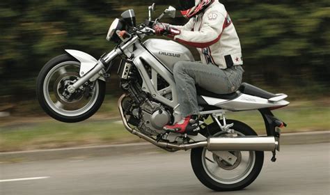 Detenido mientras hacía willy en moto con un niño de años en el tanque Portal de noticias
