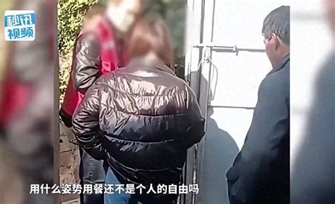 网格员多次入户纠正蹲地吃饭陋习，引发争议？当地回应凉山网友精神文明