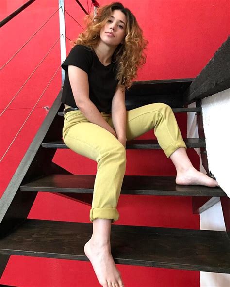 Laura Defretin Feet