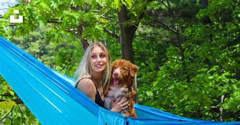 파란 해먹에 여자와 개 사진 Unsplash의 무료 해먹 이미지