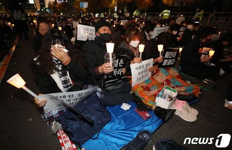 눈물 흘리는 추모촛불집회 참석자들 네이트 뉴스