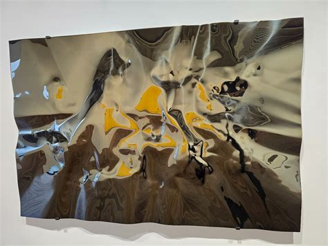 서울대미술관 X 갤러리 Bhak 어떤 작품은 관객이 다가가서 보는 순간 완성된다 후베르투스 함의 은 스테인레스 스틸을 때려 만든 작품이다 다가가서 보며 표면이 관객의