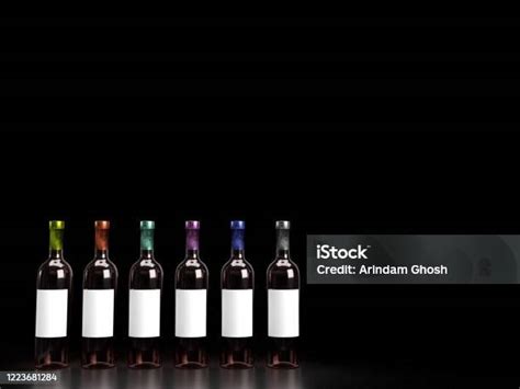다른 색깔의 호일 밀봉 호박 유리 와인 병의 3d 렌더링 은 모의 에 대한 흰색 빈 레이블 반사 표면에 단단한 검은 색 배경에 0명에 대한 스톡 사진 및 기타 이미지