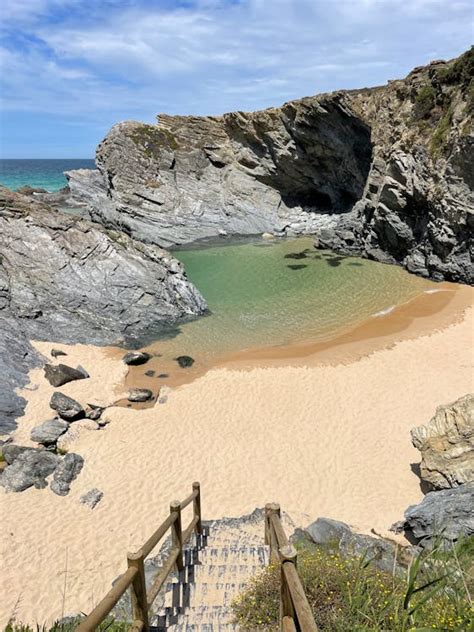 집 밖의 경치 경치가 좋은 계단 고요한 광야 그림 같은 깨끗한 깨끗한 해변 때묻지 않은 맑은 물 명상적인 모래 바다 바위 바위로 된 수직 쐈어