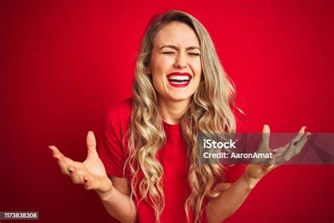 Wanita Cantik Muda Yang Mengenakan Kaos Dasar Berdiri Di Atas Latar