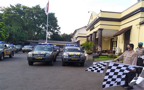 Polrestabes Bandung Salurkan 60 Ton Beras Untuk Warga Terdampak PPKM