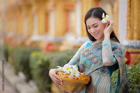 Foto De Woman Wearing Laos Traditional Dress Costumevintage Stylelaos