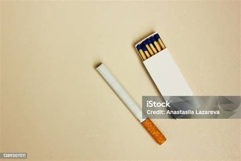 흰색 배경에 담배와 성냥 일치 상자는 노란색 필터를 엽니다 건강에 해를 끼칩니다 그것은 나쁜 습관입니다 담배 담배 및 폐 건강이