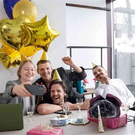 Urari Si Mesaje Pentru Colegi Si Vecini Felicitari La Multi Ani