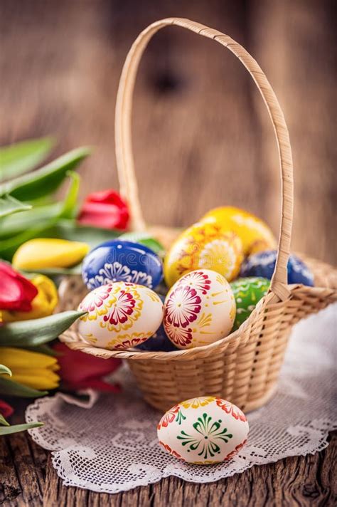 Pasqua Uova Di Pasqua Dipinte Fatte A Mano Merce Nel Carrello E Tulipani Della Molla Immagine