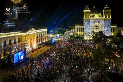 Miles de salvadoreños muestran apoyo al presidente Nayib Bukele en el