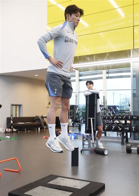 흥민이형 울지마 잘 커서 돌아갈게 양민혁 토트넘 돌아온다” 확정 Qpr 임대 경험→시즌 종료 후 본격 1군 경쟁 합류