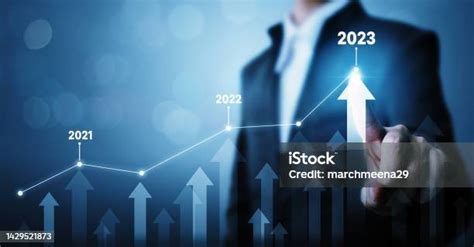 화살표 그래프를 가리키는 사업가 그래프 기업 미래 성장 계획 성공과 성장 성장을위한 사업 개발 2022 년에서 2023 년까지 개념 2023년에 대한 스톡 사진 및 기타